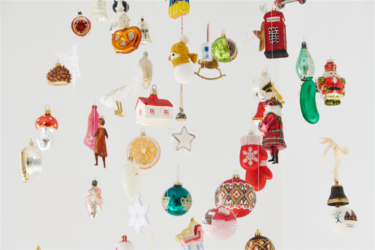 קישוטי NOVIY-GOD / אירה גימפלביץ' - בית בנימיני לקרמיקה עכשווית